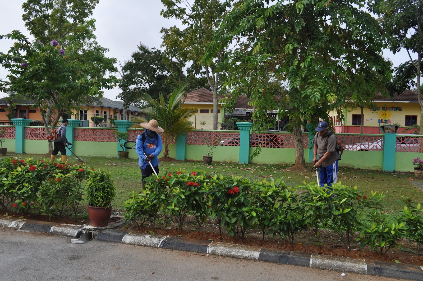 MASJID KUARTERS KLIA, NILAI: GOTONG ROYONG MEMBERSIHKAN MASJID MASJID KUARTERS KLIA, NILAI: GOTONG ROYONG MEMBERSIHKAN MASJID